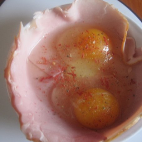 Jajka sadzone w szynce - DoradcaSmaku.pl