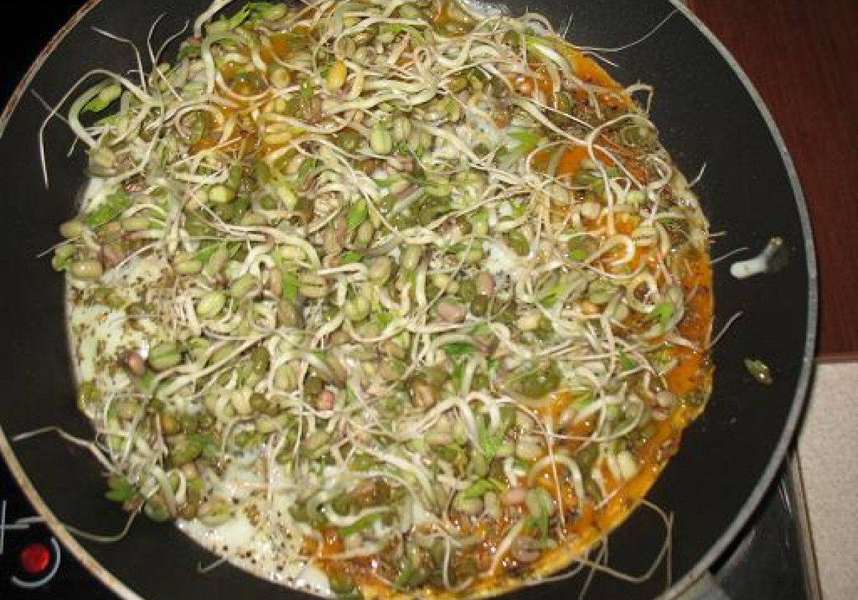 Jajka sadzone z kiełkami fasoli mung - DoradcaSmaku.pl