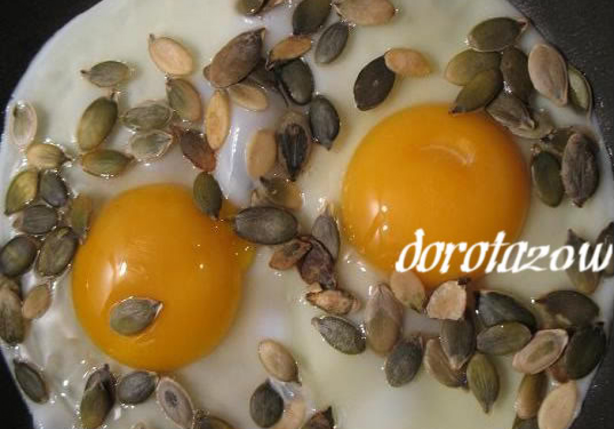 Jajka sadzone z pestkami dyni - DoradcaSmaku.pl