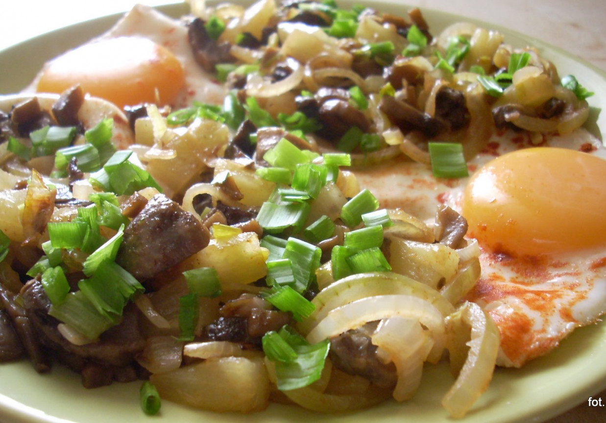 Jajka sadzone z pieczarkami, cebulą i ananasem - DoradcaSmaku.pl