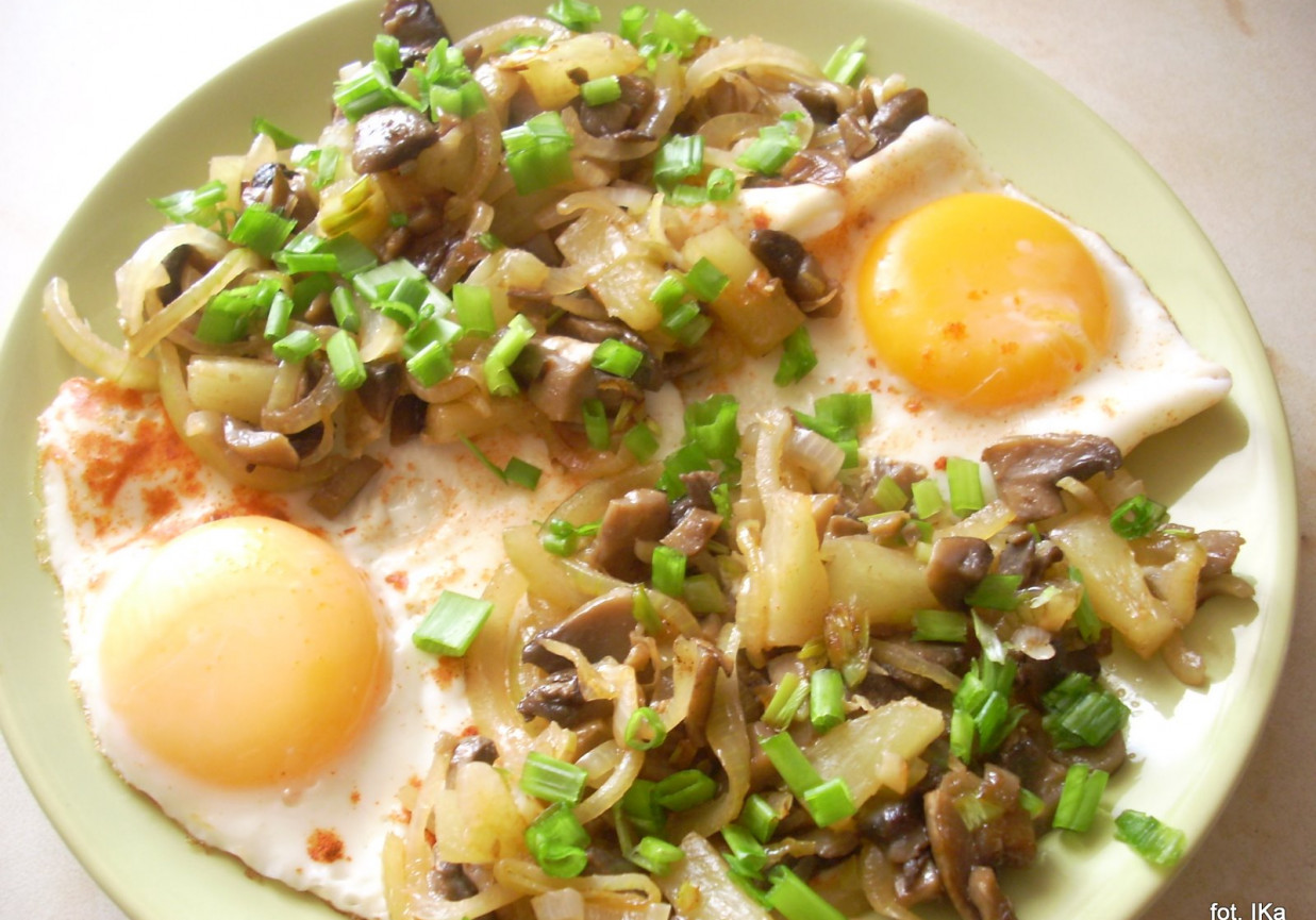 Jajka sadzone z pieczarkami, cebulą i ananasem - DoradcaSmaku.pl