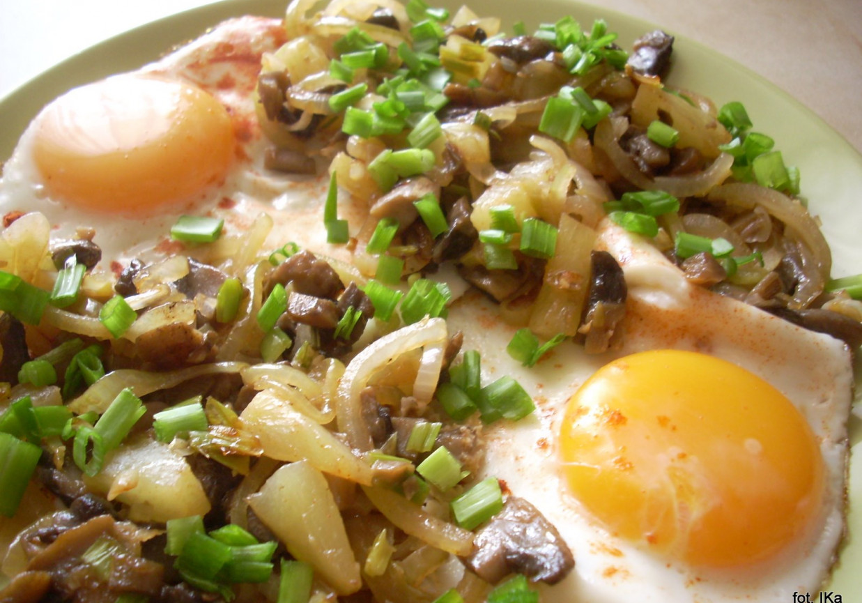 Jajka sadzone z pieczarkami, cebulą i ananasem - DoradcaSmaku.pl