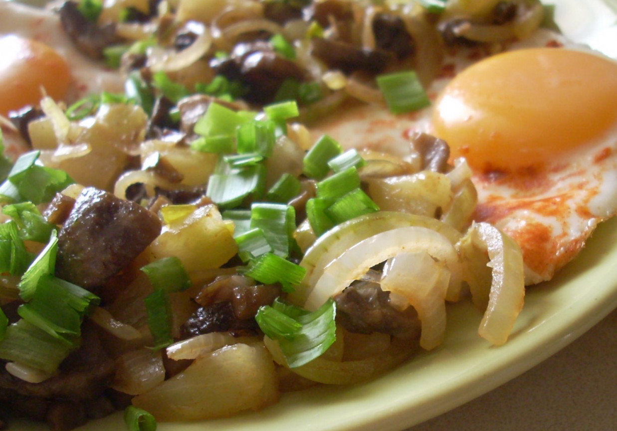 Jajka sadzone z pieczarkami, cebulą i ananasem - DoradcaSmaku.pl