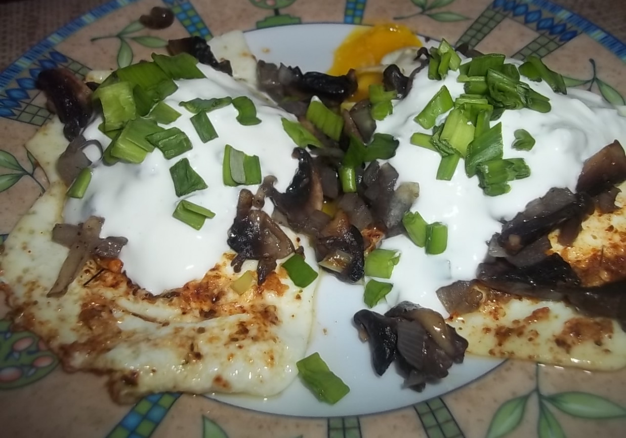 Jajka sadzone z pieczarkami i tzatzikami - DoradcaSmaku.pl