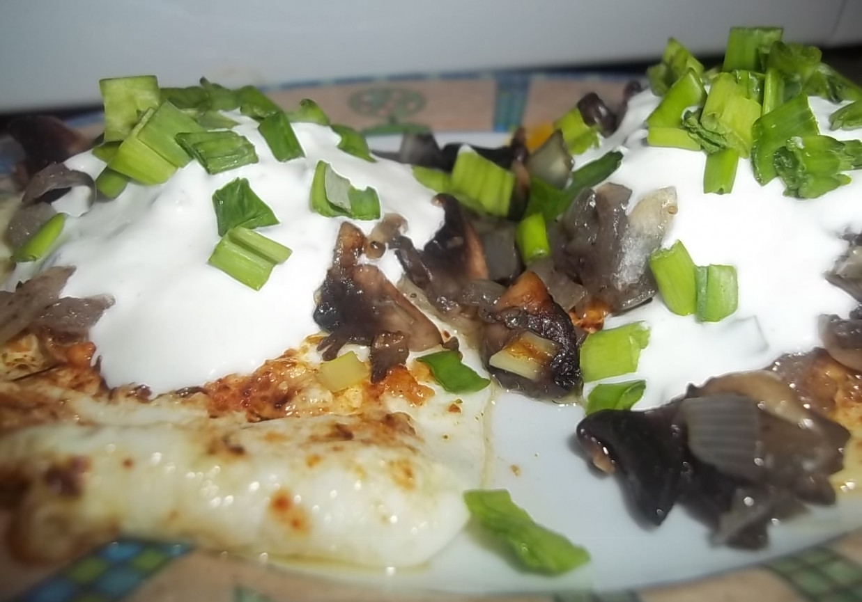 Jajka sadzone z pieczarkami i tzatzikami - DoradcaSmaku.pl