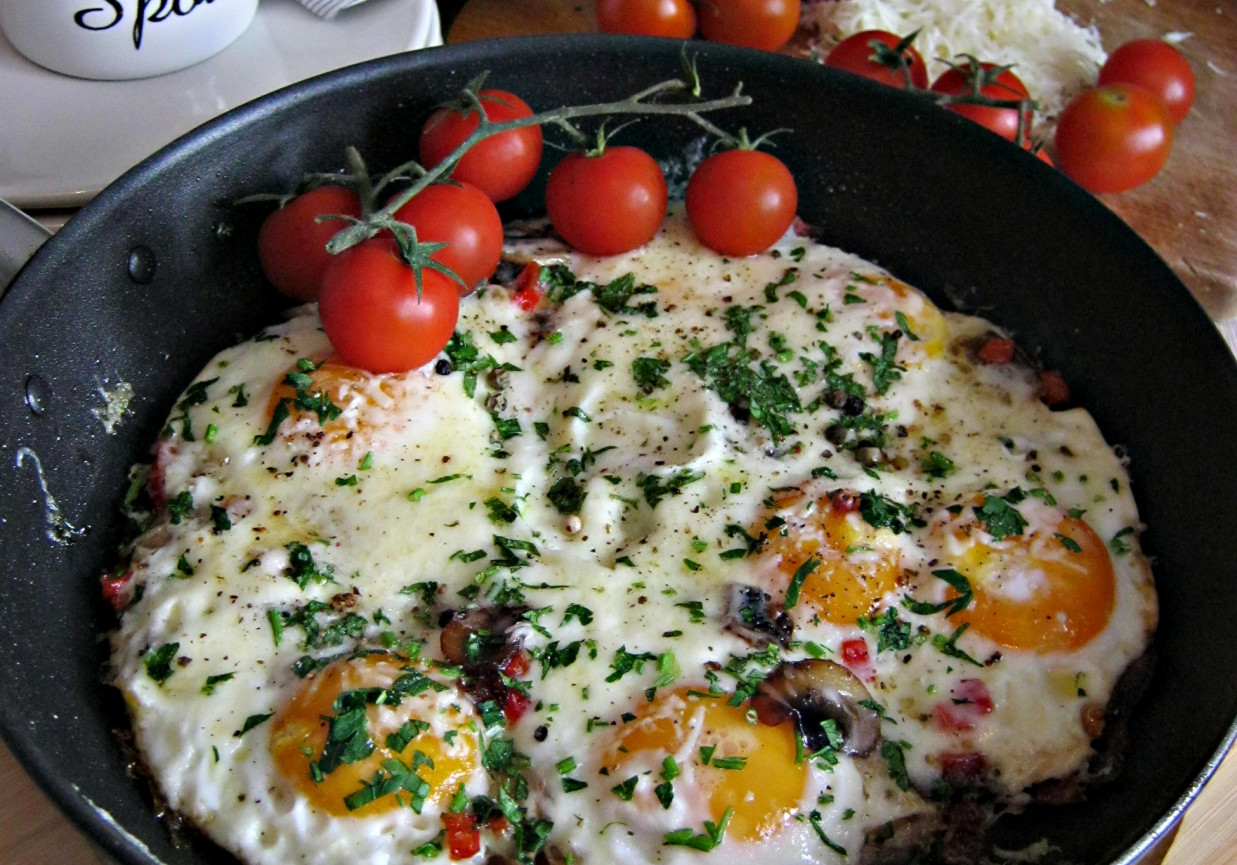 Jajka sadzone z pieczarkami, papryką i serem - DoradcaSmaku.pl