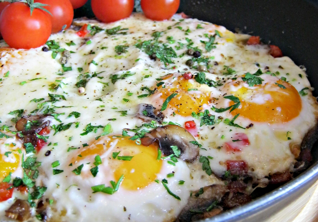 Jajka sadzone z pieczarkami, papryką i serem - DoradcaSmaku.pl