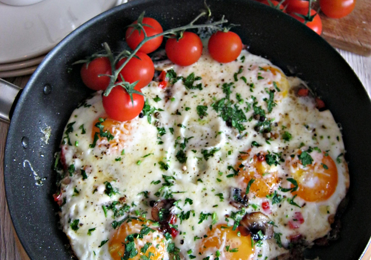 Jajka sadzone z pieczarkami, papryką i serem - DoradcaSmaku.pl