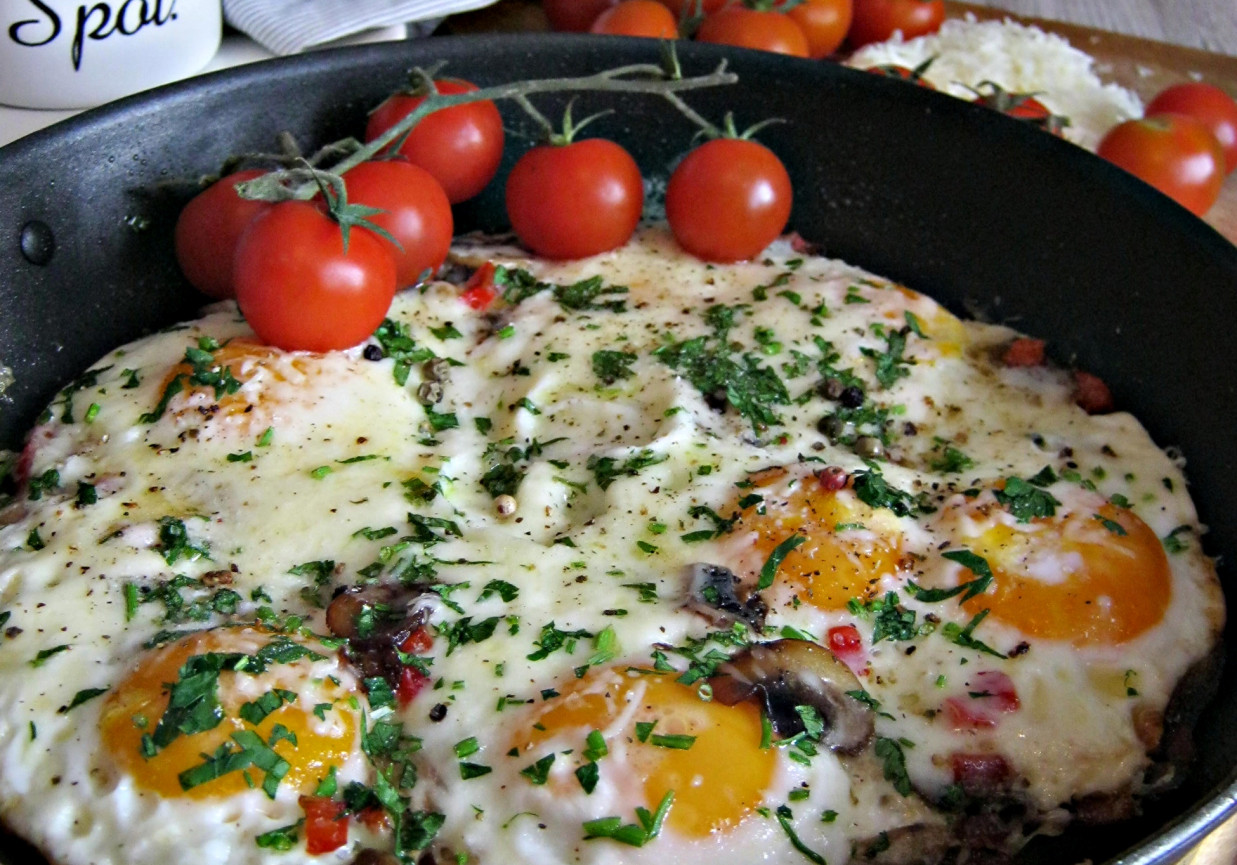 Jajka sadzone z pieczarkami, papryką i serem - DoradcaSmaku.pl