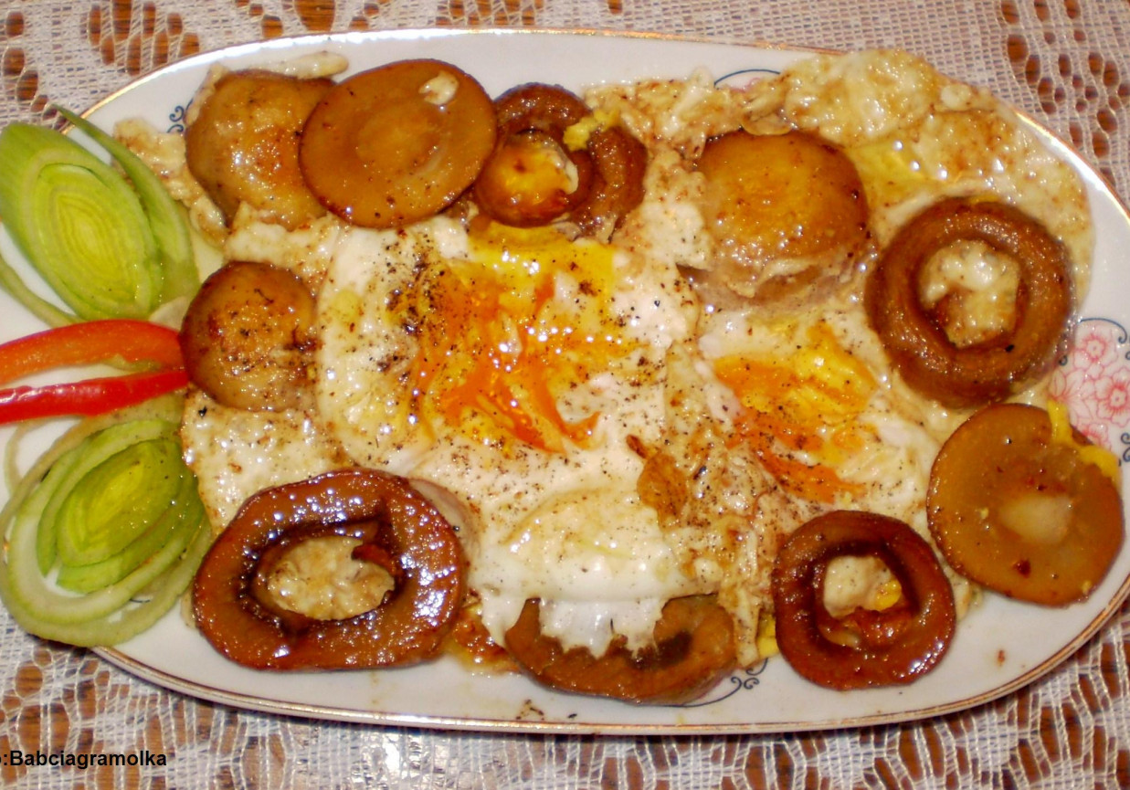 Jajka sadzone z pieczarkami : - DoradcaSmaku.pl