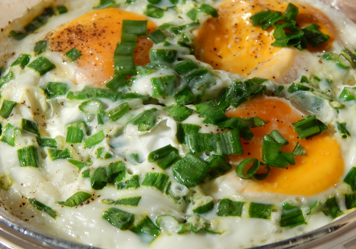 Jajka sadzone ze szczypiorkiem z mikrofalówki - DoradcaSmaku.pl