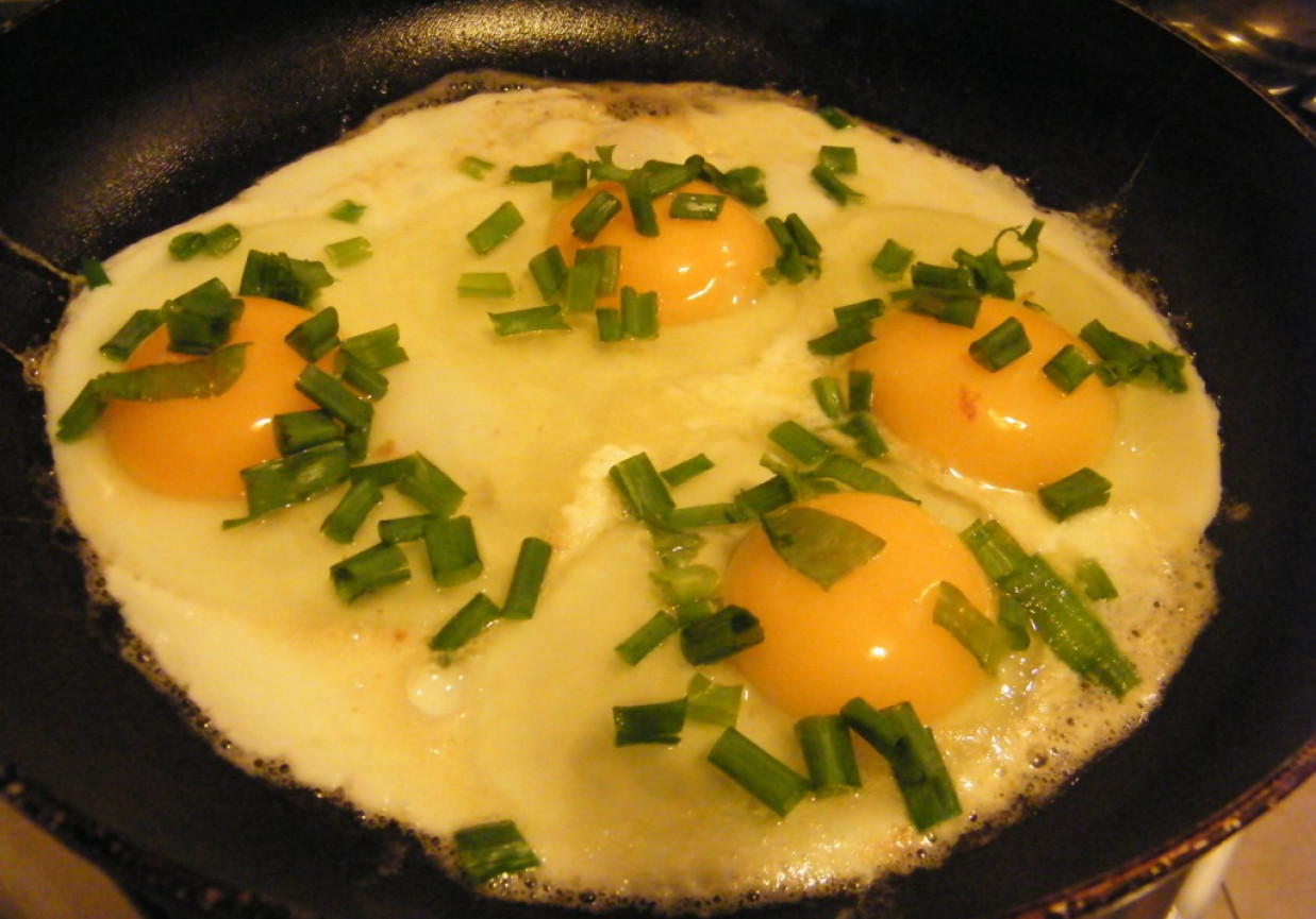 jajka sadzone ze szczypiorkiem - DoradcaSmaku.pl