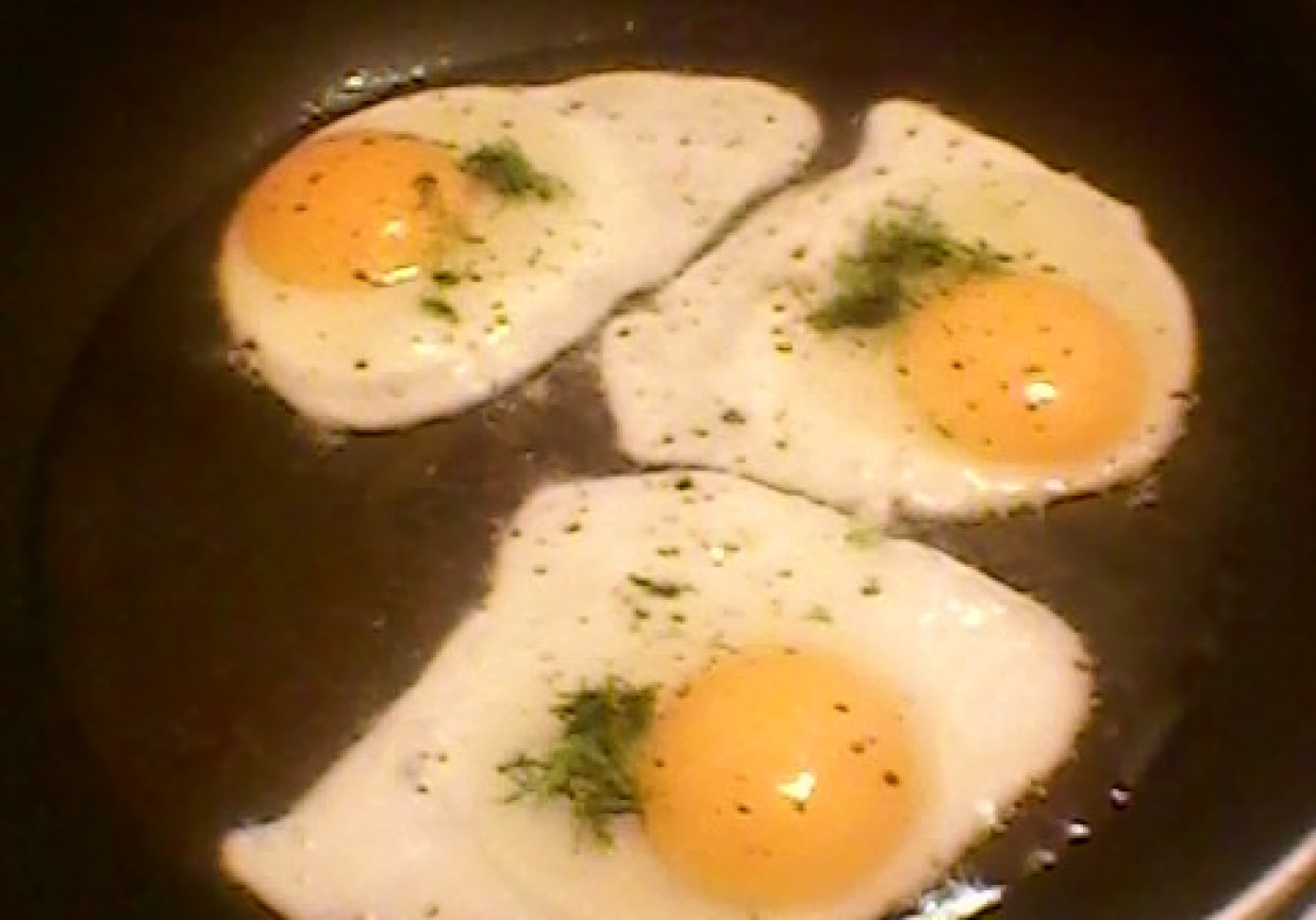 Jajka sadzone ze szczypiorkiem - DoradcaSmaku.pl