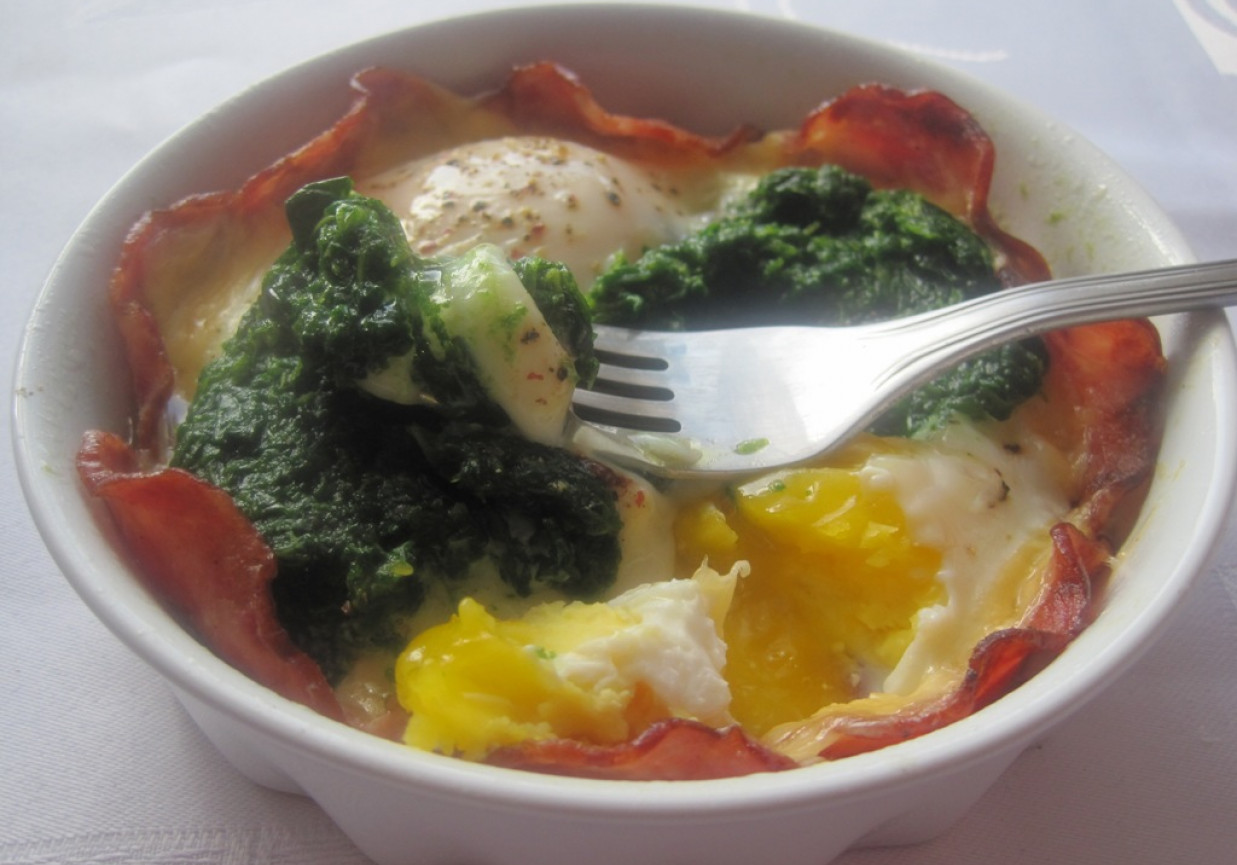 Jajka sadzone ze szpinakiem w koszyczku z kiełbasy żywieckiej - DoradcaSmaku.pl