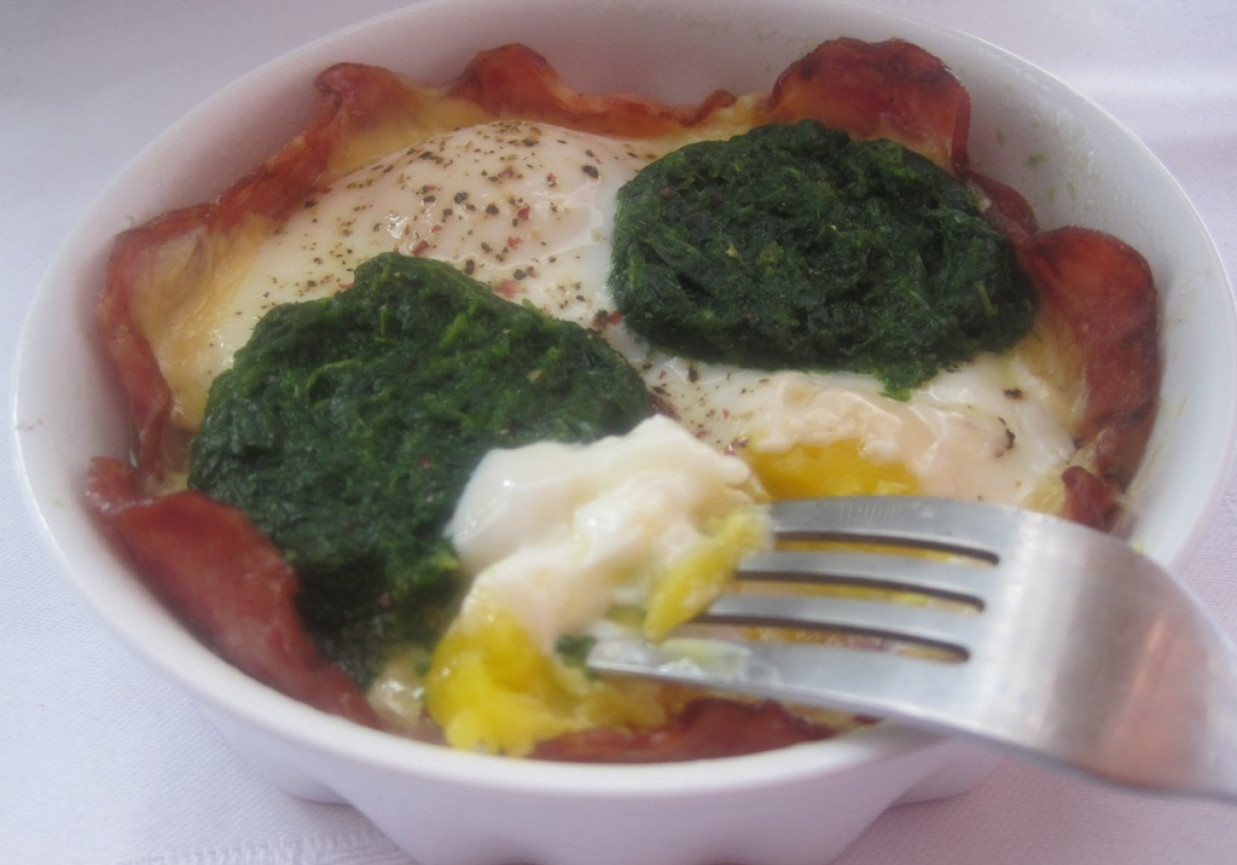 Jajka sadzone ze szpinakiem w koszyczku z kiełbasy żywieckiej - DoradcaSmaku.pl