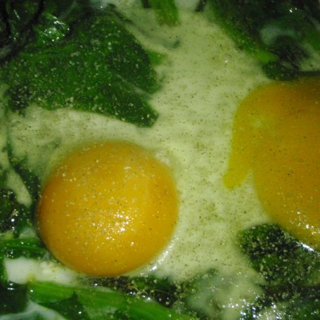 Jajka sadzone ze szpinakiem - DoradcaSmaku.pl