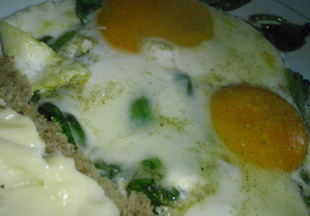 Jajka sadzone ze szpinakiem - DoradcaSmaku.pl