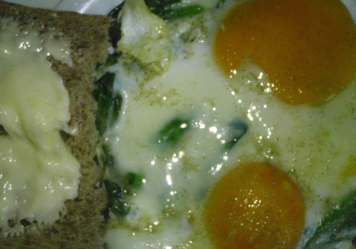 Jajka sadzone ze szpinakiem - DoradcaSmaku.pl