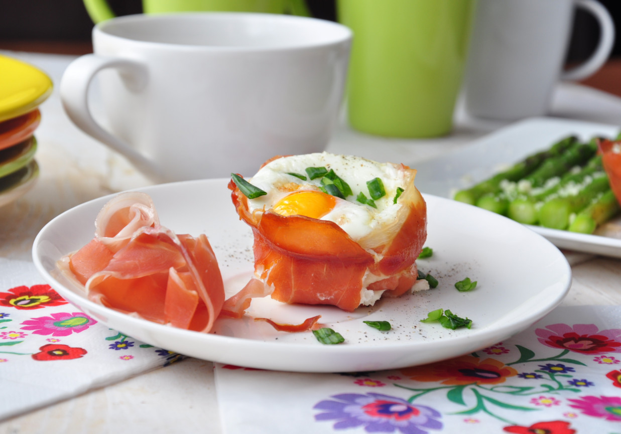Jajka zapiekane w szynce parmeńskiej - DoradcaSmaku.pl