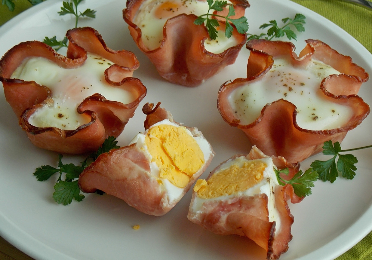 Jajka zapiekane w szynce - DoradcaSmaku.pl