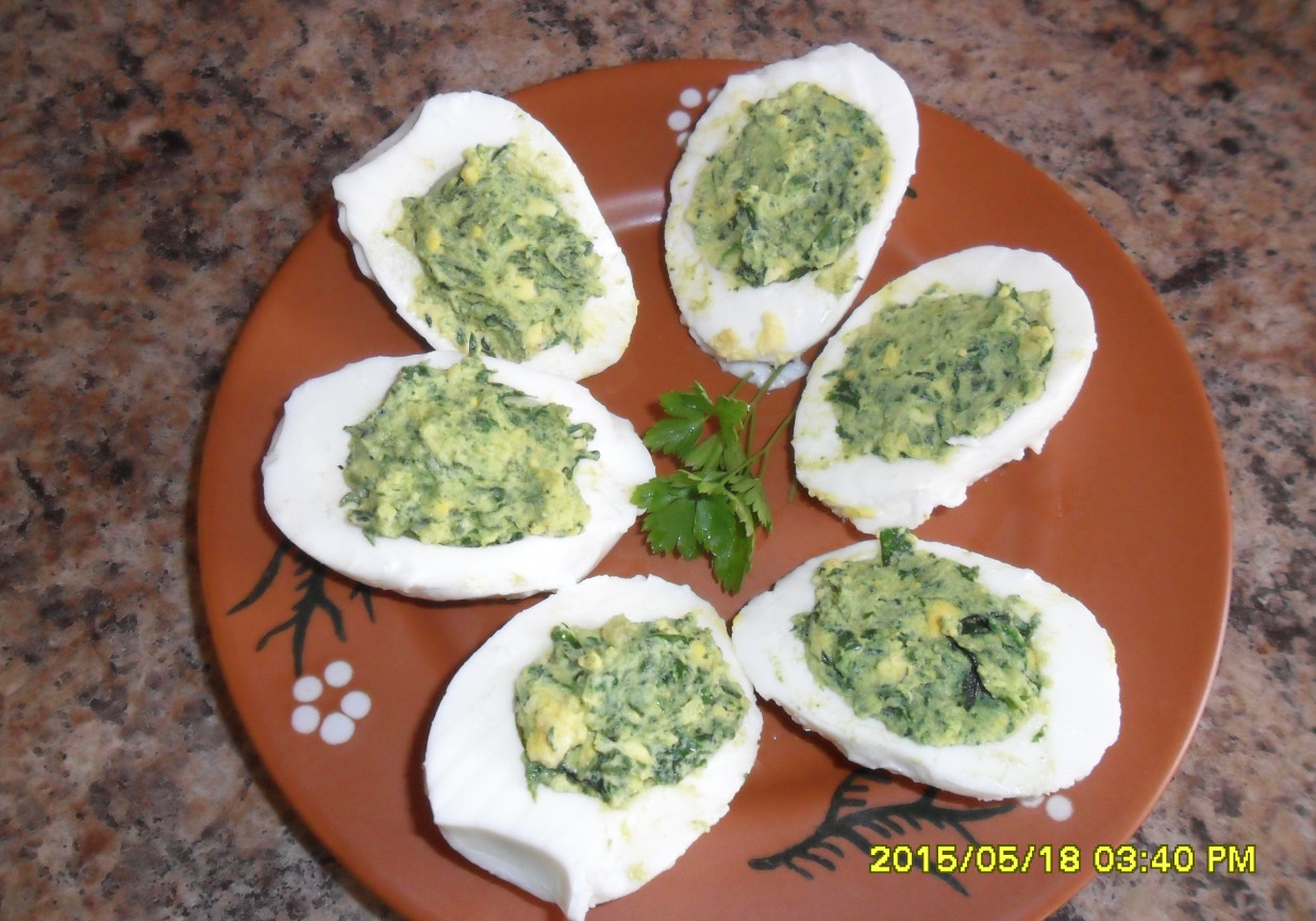 Jajka ze szpinakiem - DoradcaSmaku.pl