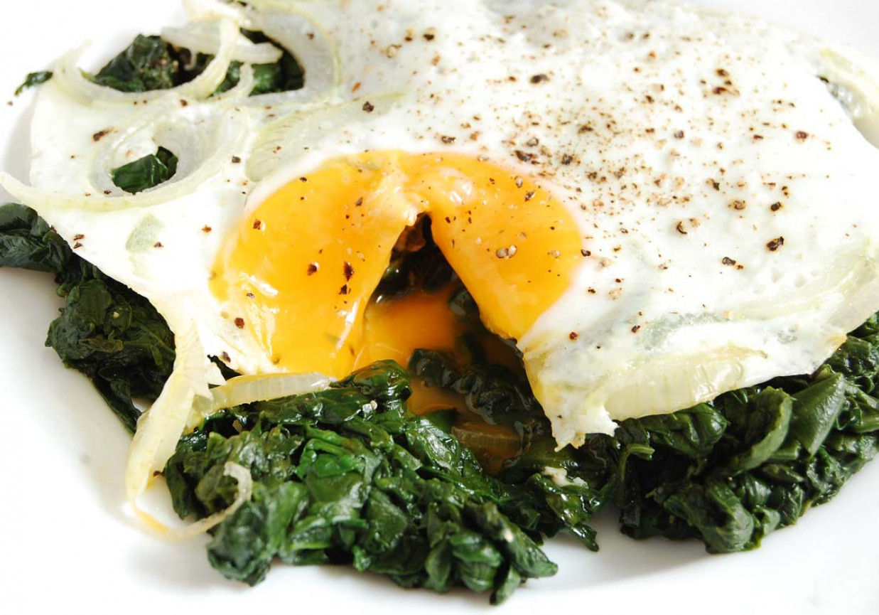 Jajko sadzone na szpinaku - DoradcaSmaku.pl