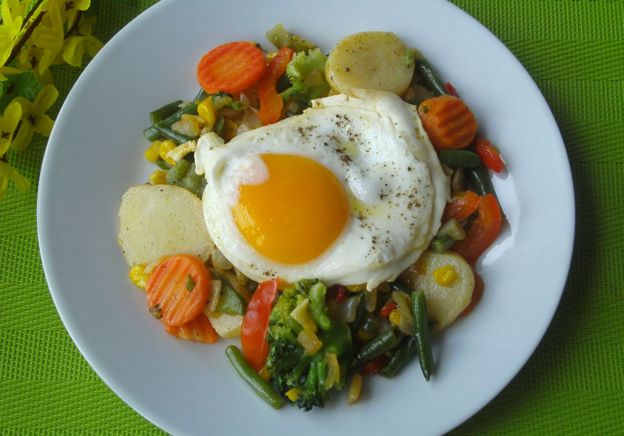 Jajko sadzone na warzywach - DoradcaSmaku.pl