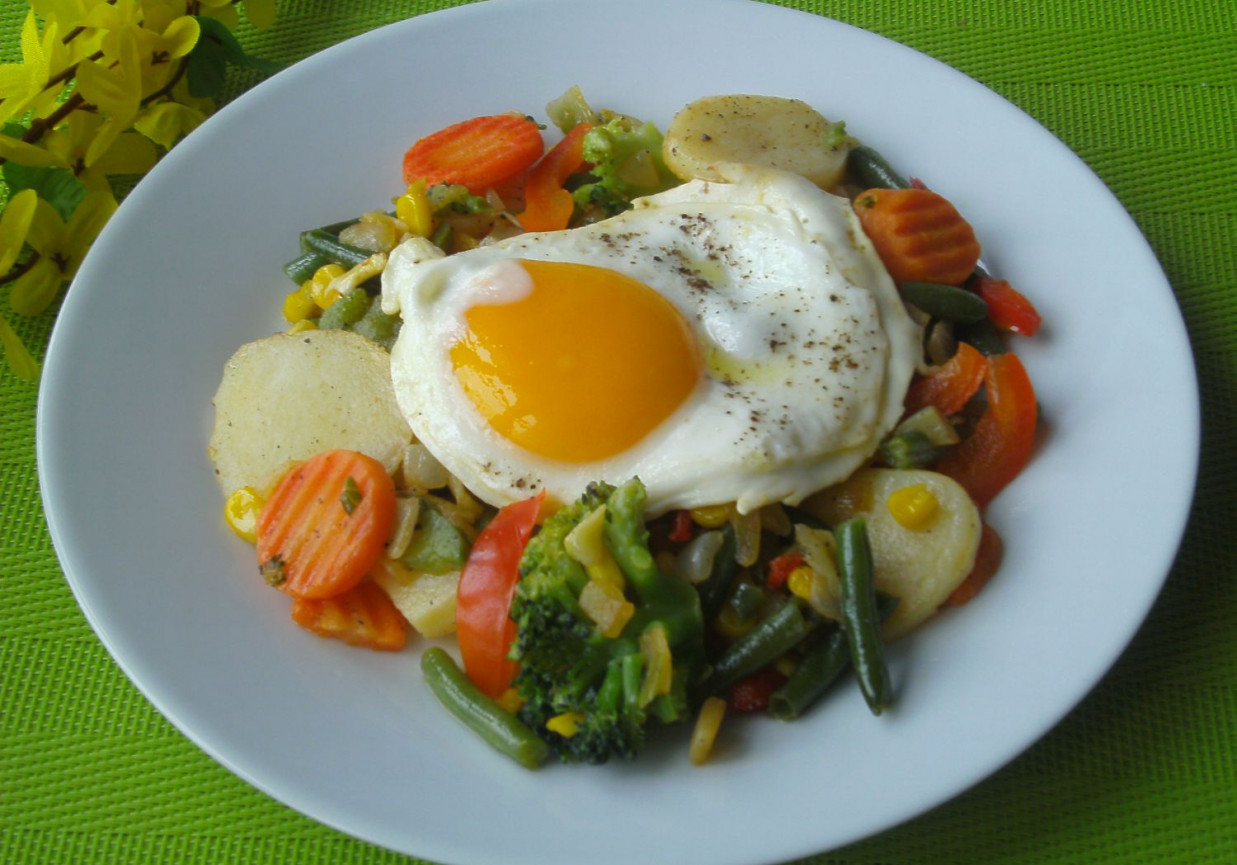 Jajko sadzone na warzywach - DoradcaSmaku.pl