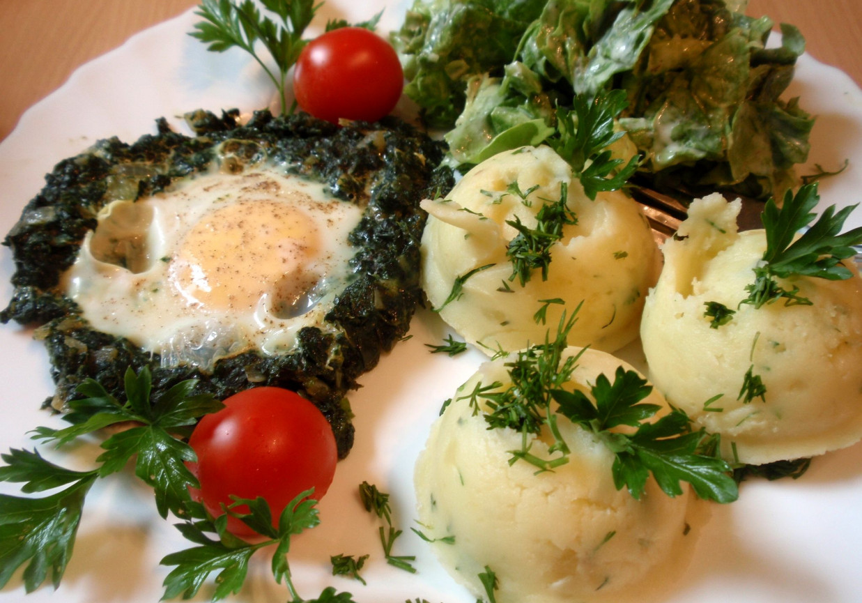 Jajko sadzone w koszyczku ze szpinaku. - DoradcaSmaku.pl