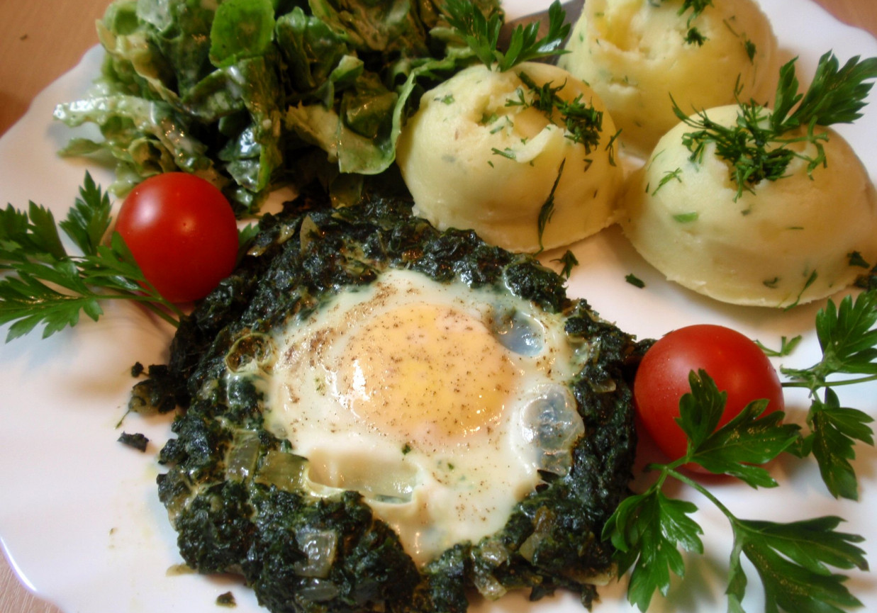 Jajko sadzone w koszyczku ze szpinaku. - DoradcaSmaku.pl