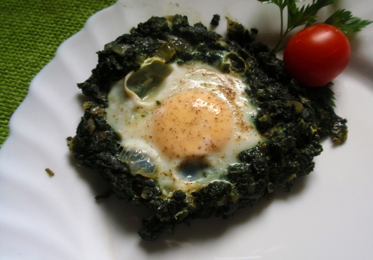 Jajko sadzone w koszyczku ze szpinaku. - DoradcaSmaku.pl