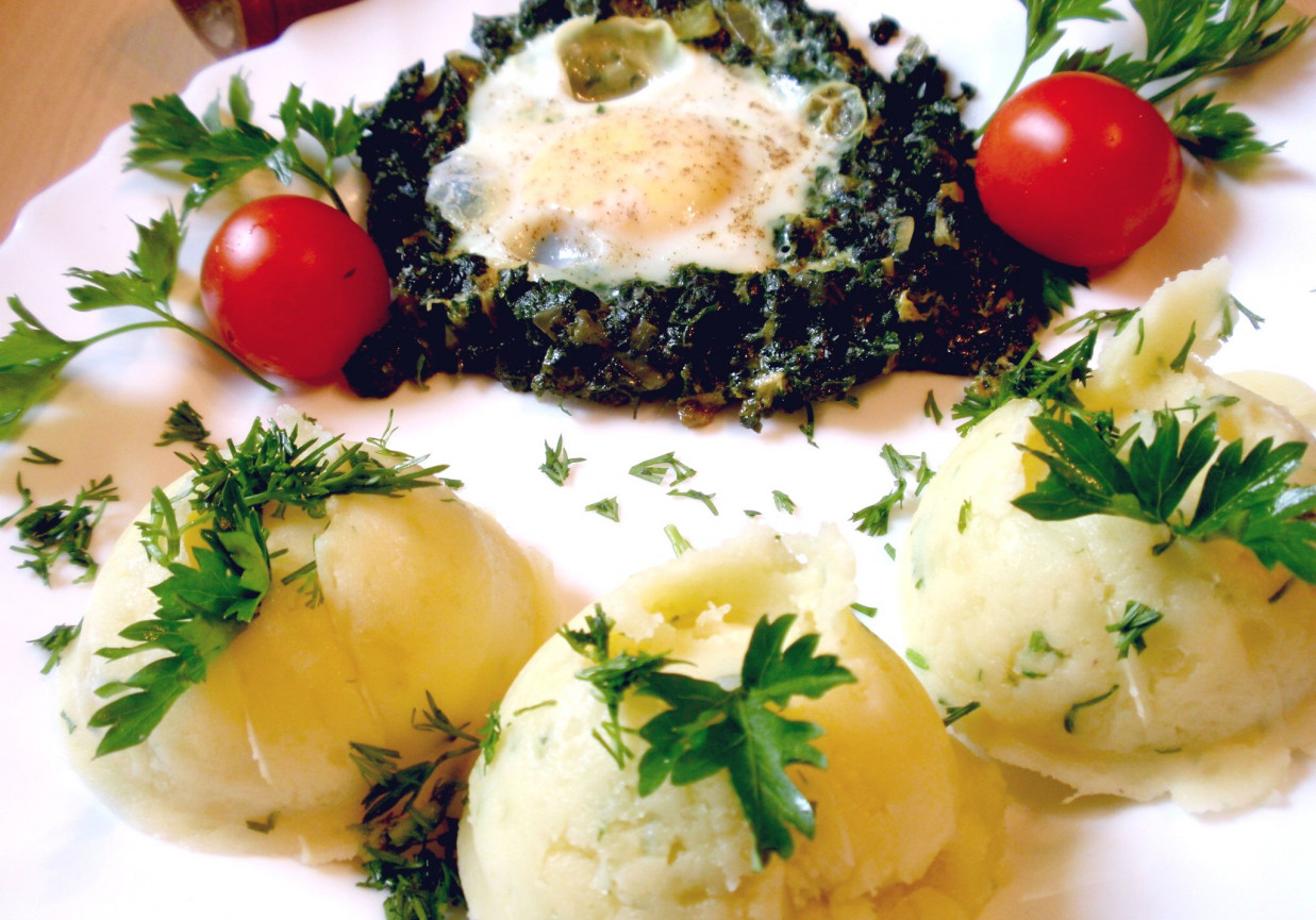 Jajko sadzone w koszyczku ze szpinaku. - DoradcaSmaku.pl