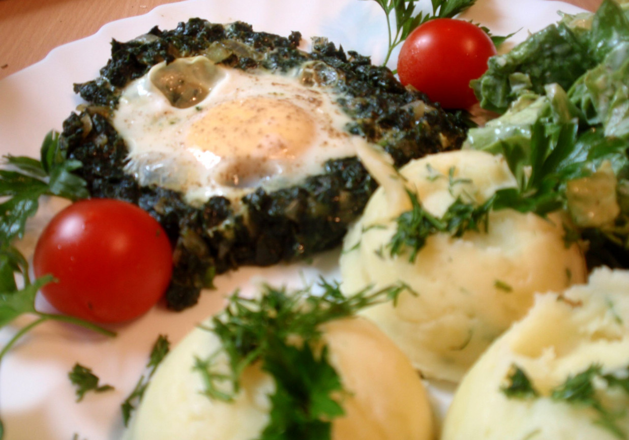 Jajko sadzone w koszyczku ze szpinaku. - DoradcaSmaku.pl