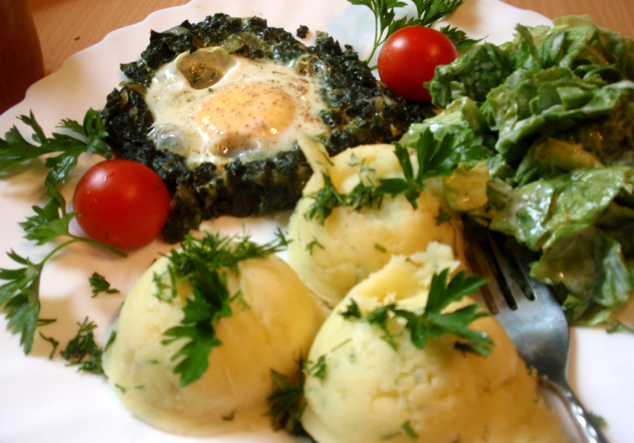 Jajko sadzone w koszyczku ze szpinaku. - DoradcaSmaku.pl