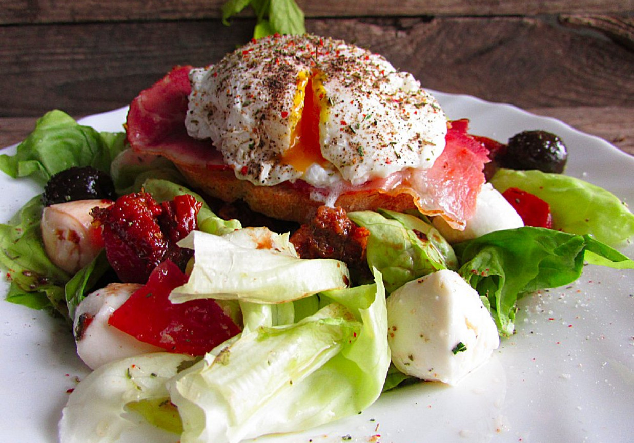 Jajko w koszulce na grzance z szynką podane z warzywami - DoradcaSmaku.pl