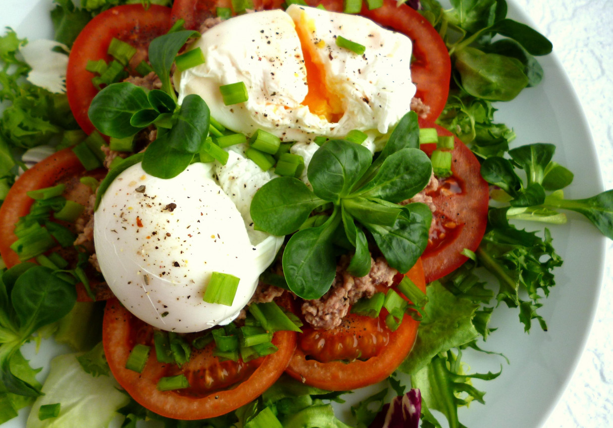 Jajko w koszulce z tuńczykiem i pomidorami - DoradcaSmaku.pl