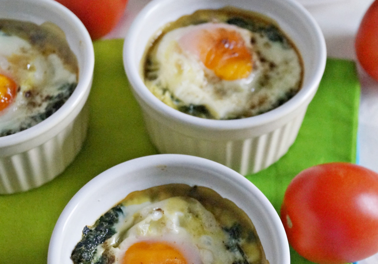 Jajko zapiekane w szpinaku - DoradcaSmaku.pl