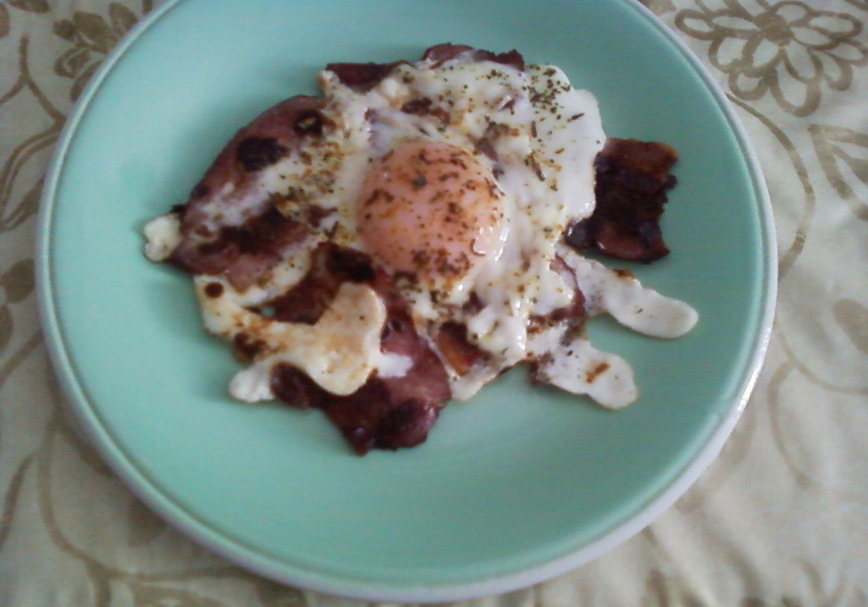 Jajo sadzone na boczku. - DoradcaSmaku.pl