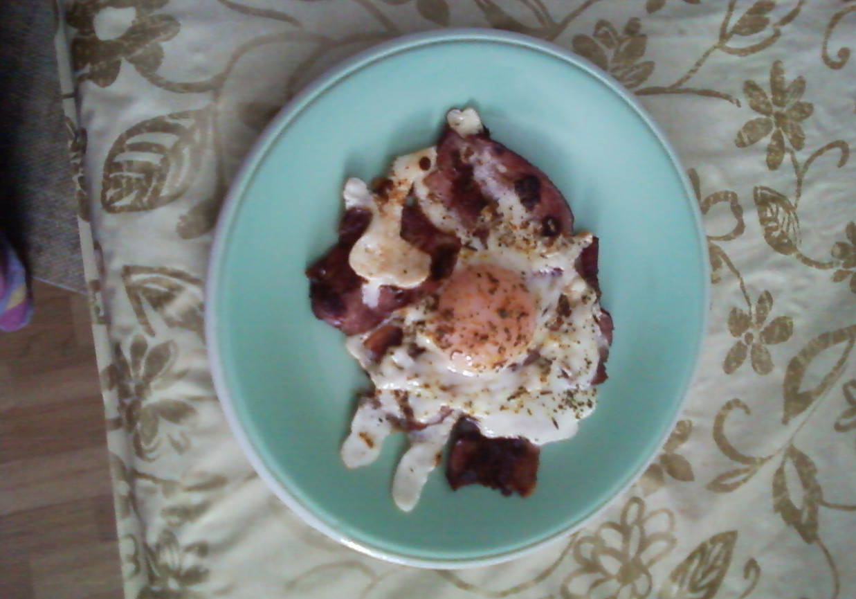 Jajo sadzone na boczku. - DoradcaSmaku.pl