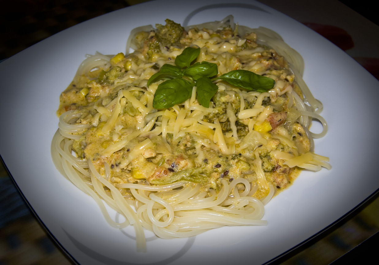 Jasne spaghetti z brokułami i kurczakiem - DoradcaSmaku.pl