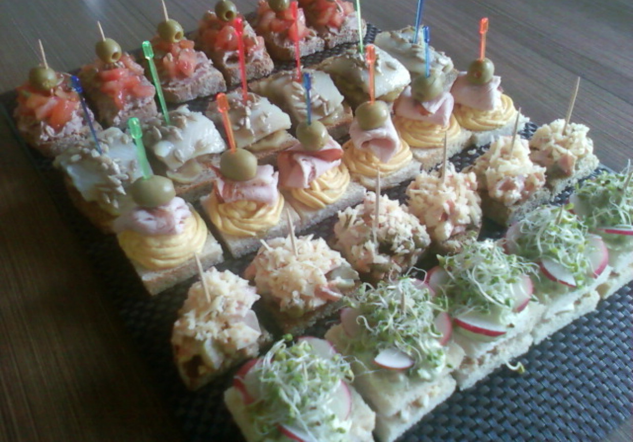 Kanapeczki imprezowe - z sałatką i serem żółtym - DoradcaSmaku.pl