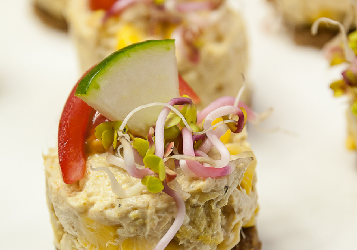 Kanapki koktajlowe z pastą z kurczaka - DoradcaSmaku.pl