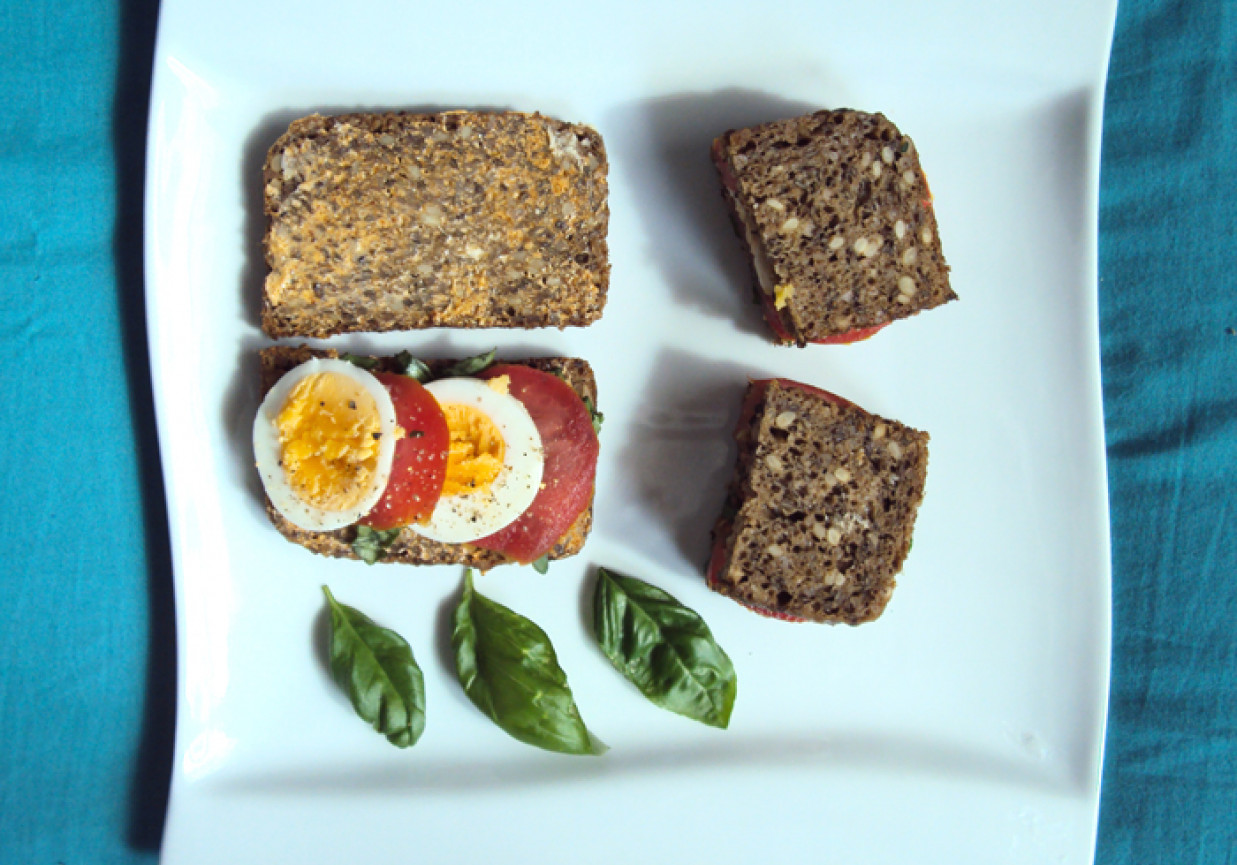 Kanapki na imprezę - z jajkiem, pomidorem i świeżą bazylią - DoradcaSmaku.pl