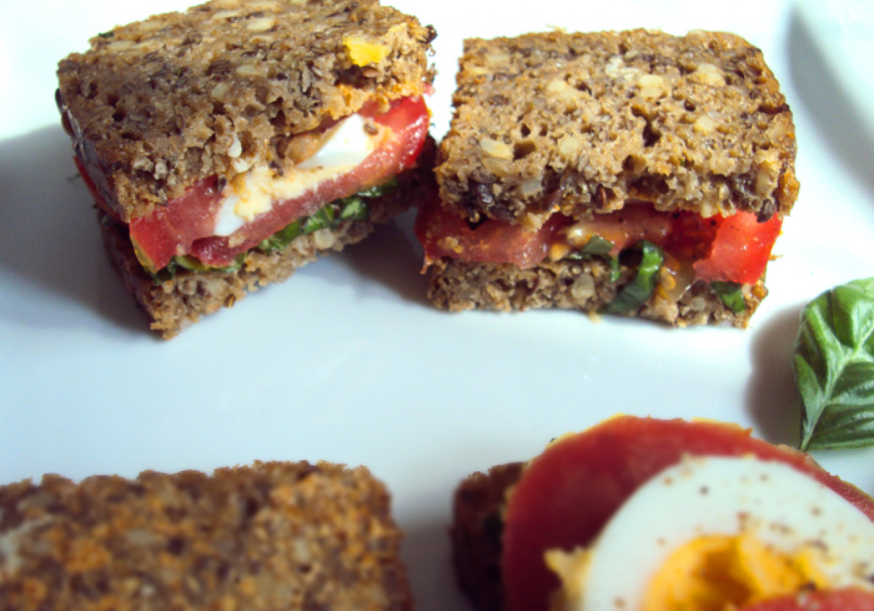 Kanapki na imprezę - z jajkiem, pomidorem i świeżą bazylią - DoradcaSmaku.pl