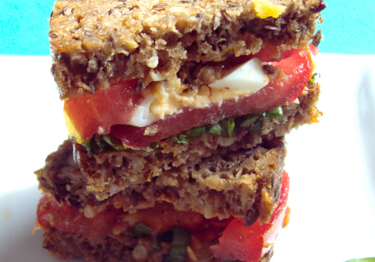 Kanapki na imprezę - z jajkiem, pomidorem i świeżą bazylią - DoradcaSmaku.pl