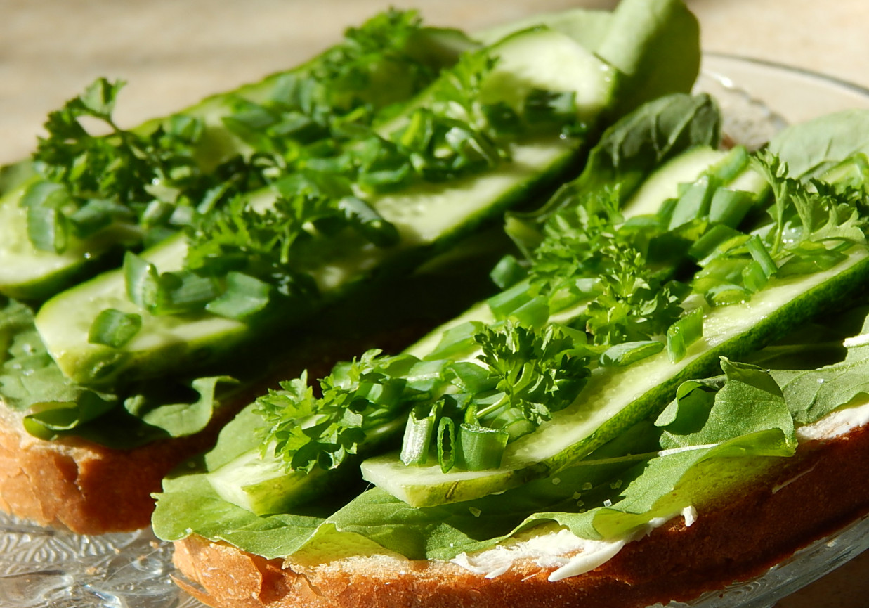 Kanapki wiosenne z rukolą na zielono - DoradcaSmaku.pl