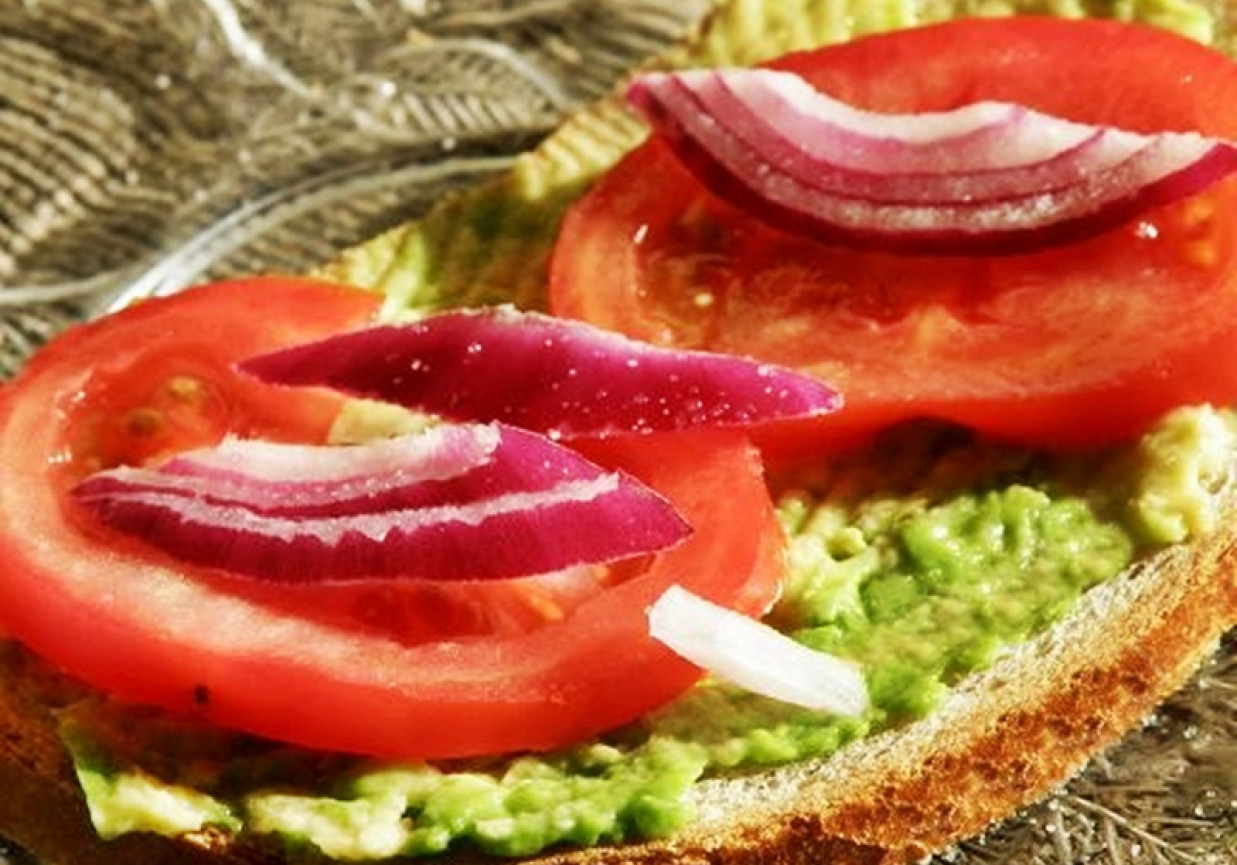 Kanapki z avocado i pomidorem - DoradcaSmaku.pl