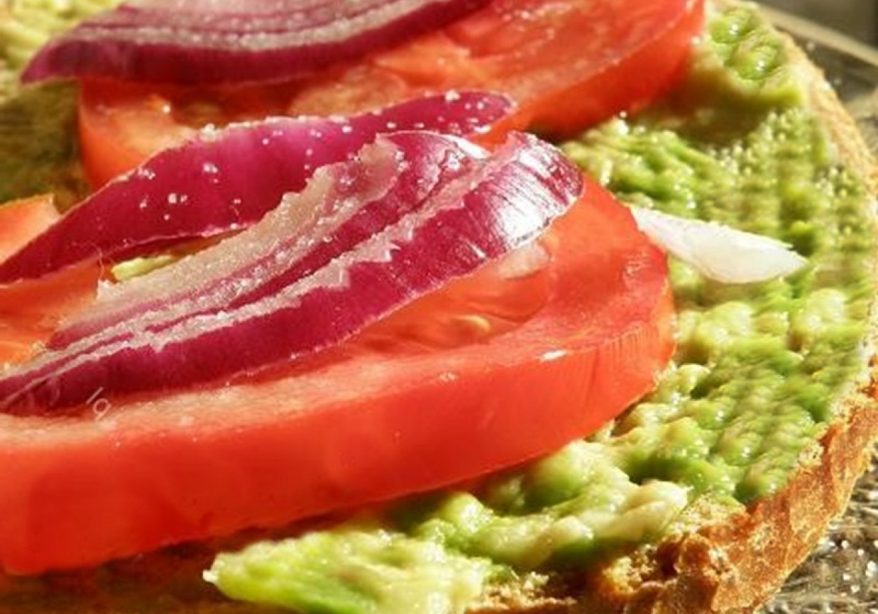 Kanapki z avocado i pomidorem - DoradcaSmaku.pl