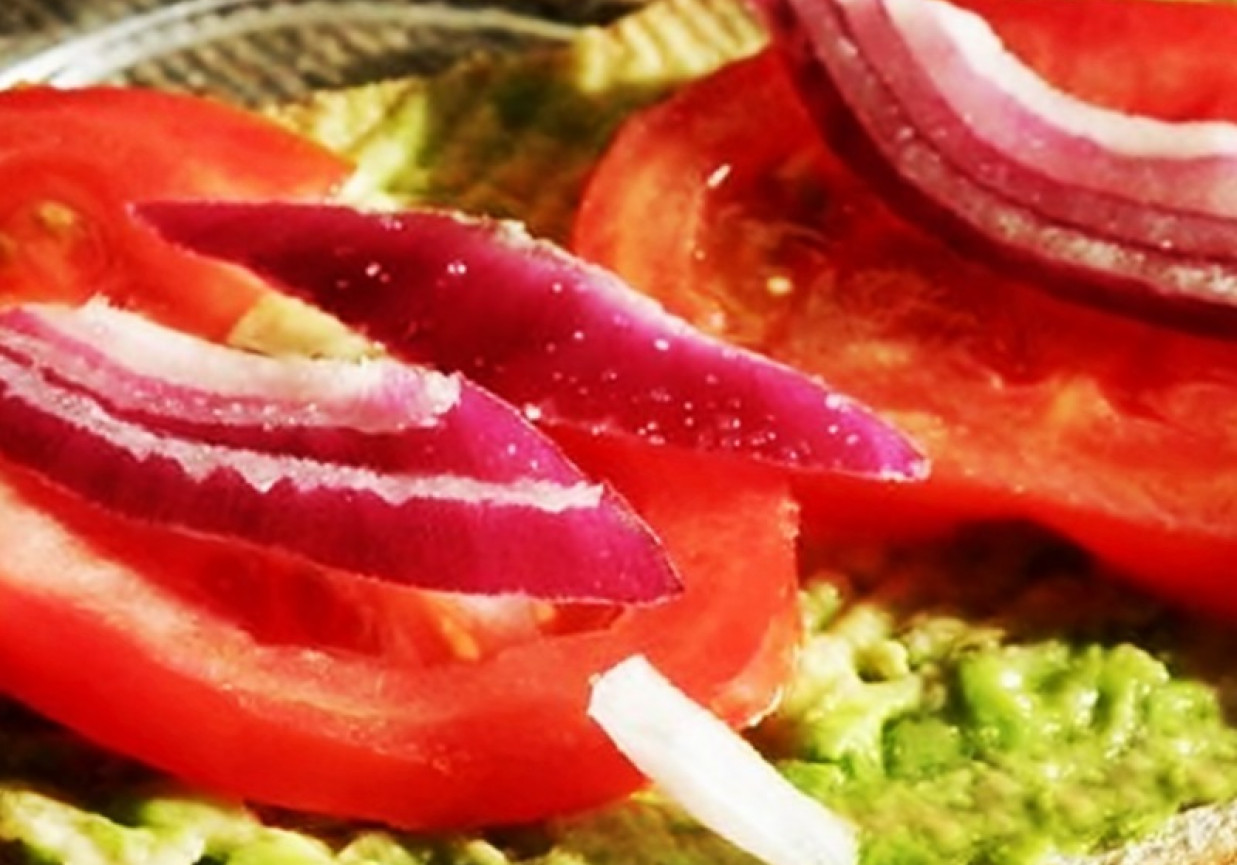 Kanapki z avocado i pomidorem - DoradcaSmaku.pl