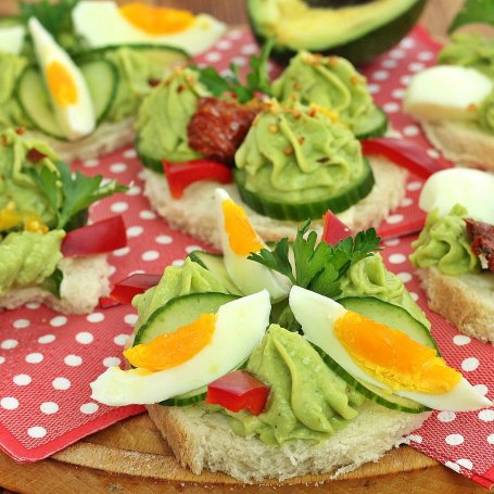 Kanapki z awokado imprezowe - DoradcaSmaku.pl